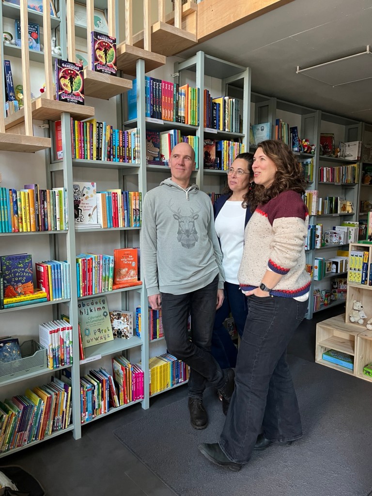 Volwassene die graag een kinderboek leest? ‘Dat is echt niets om je ...